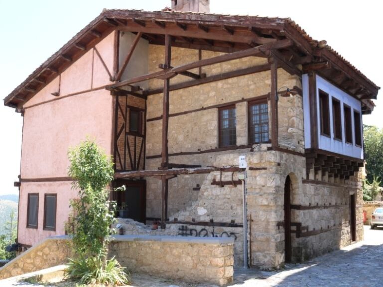 7+1 μέρη που πρέπει να δεις όταν βρεθείς στην Έδεσσα